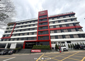 麗寶賽車主題旅店-T11 T12 Hotel丨全台唯一在賽車跑道旁的飯店，近距離看賽車飆速 | 豬爸一家